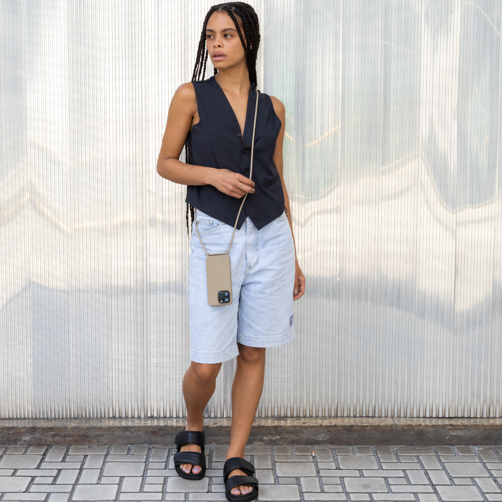 Capinha com cordão iPhone areia Odara | Cases Papaya