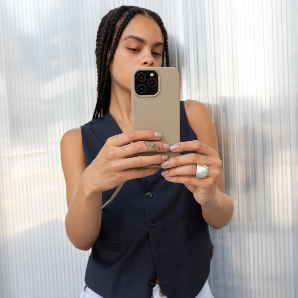 Capinha com cordão iPhone areia Odara | Cases Papaya