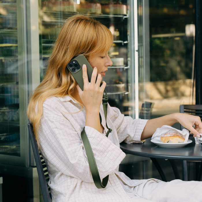 Capinha com alça iPhone verde musgo Aurora | Cases Papaya