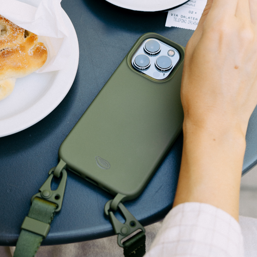 Capinha com alça iPhone verde musgo Aurora | Cases Papaya