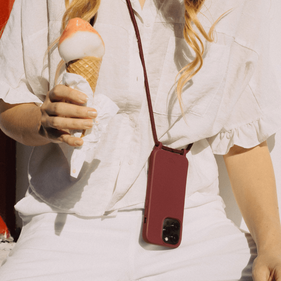 Capinha com cordão iPhone bordô Odara | Cases Papaya