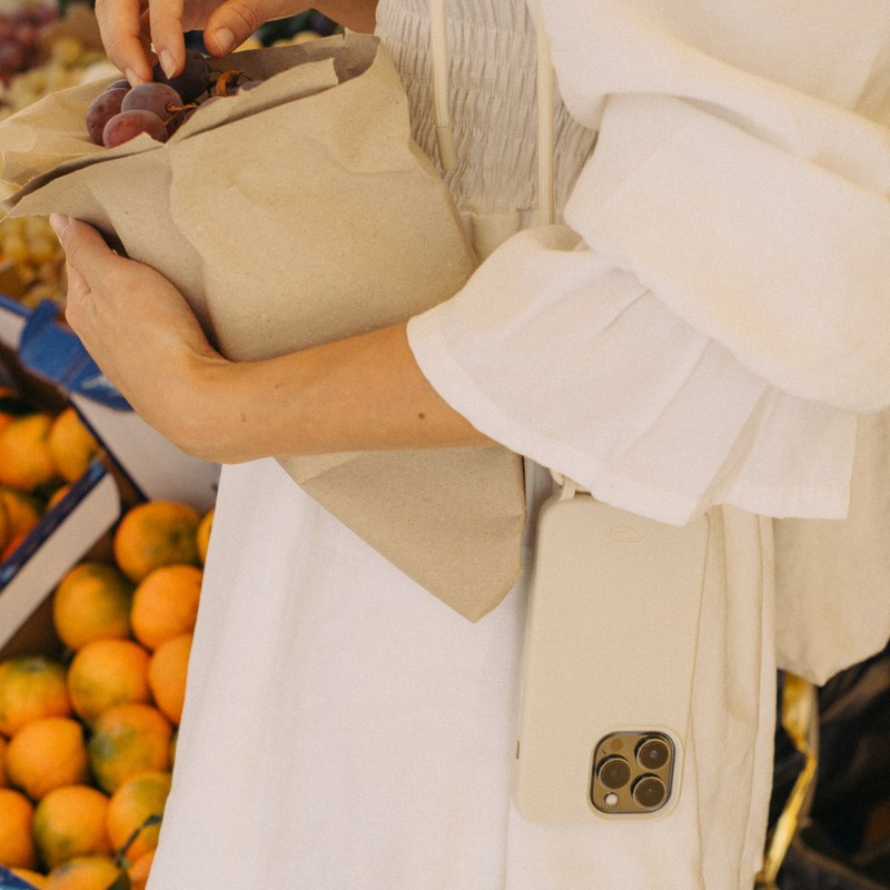 Capinha com cordão iPhone creme Odara | Cases Papaya